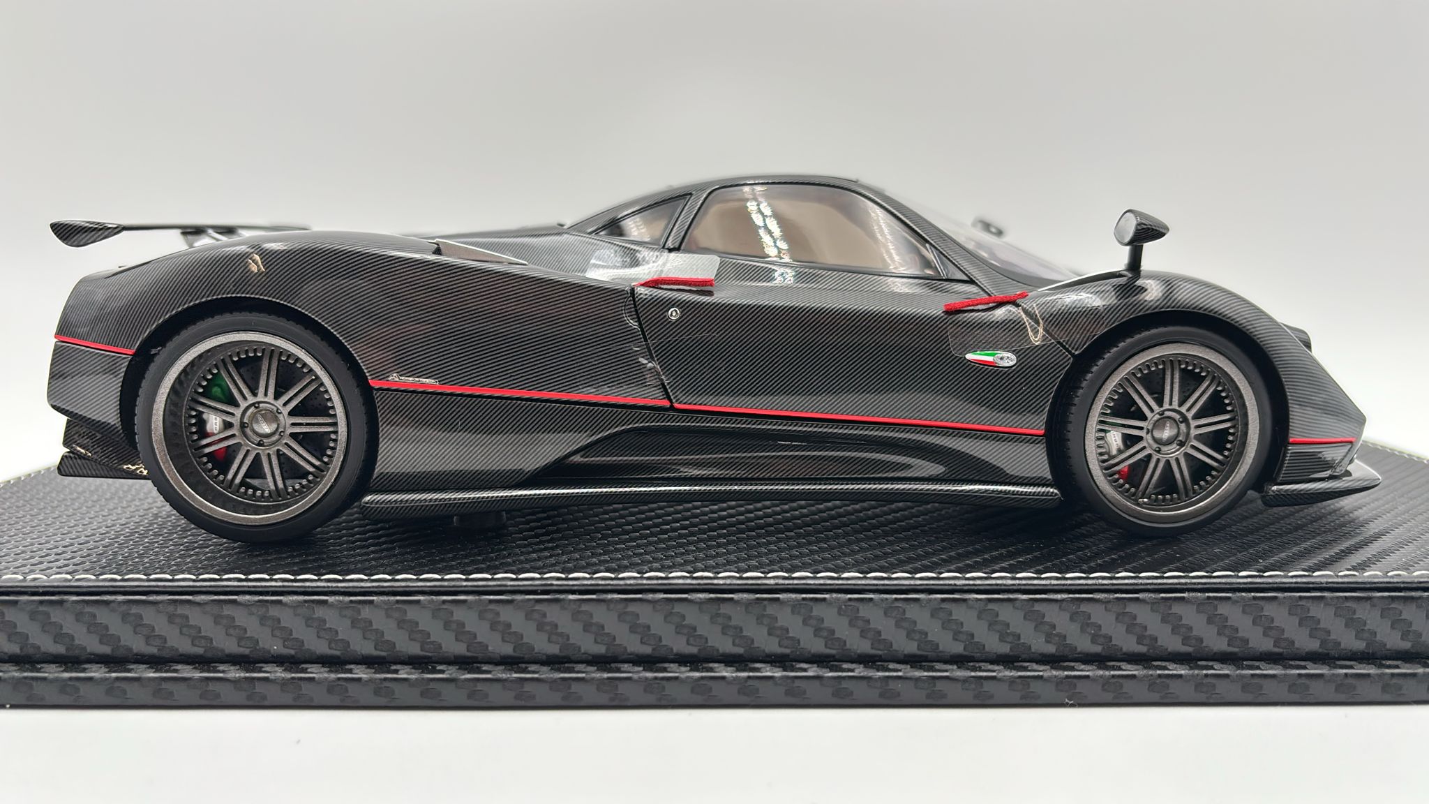 850410021 Almost Real Pagani Zonda F 2005 1/18