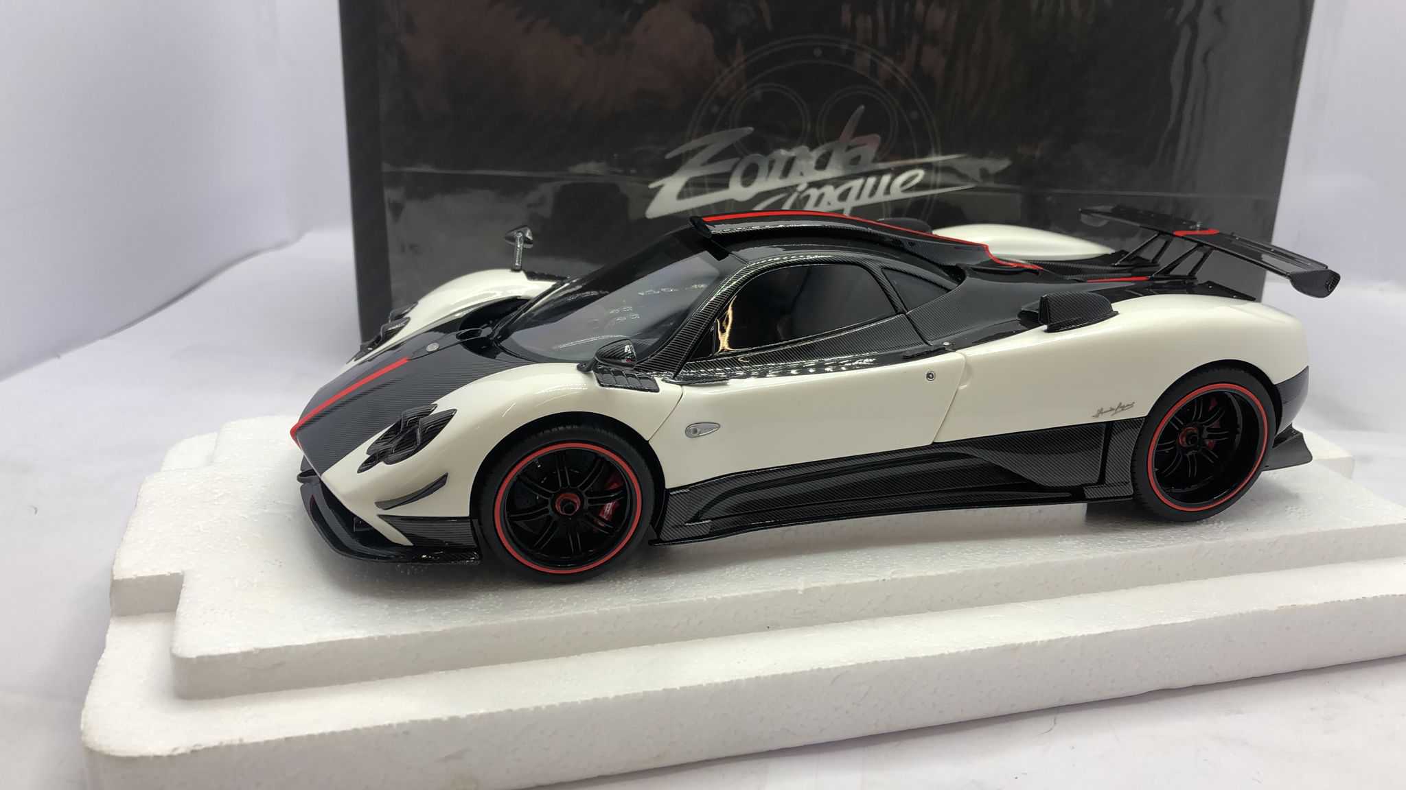 ALM856011 Almost Real Pagani Zonda Cinque Coupe 2009 1/18