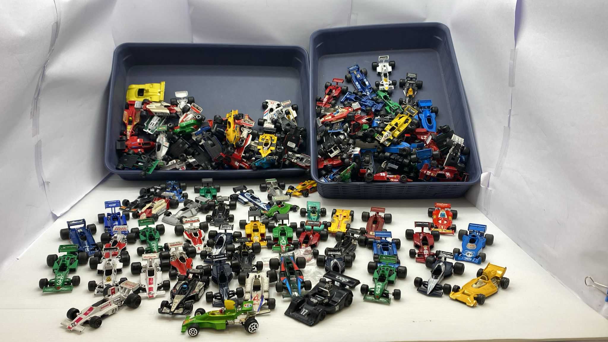 AA123 Lotto composto da 120 automobiline in scala 1/55. Si tratta ...